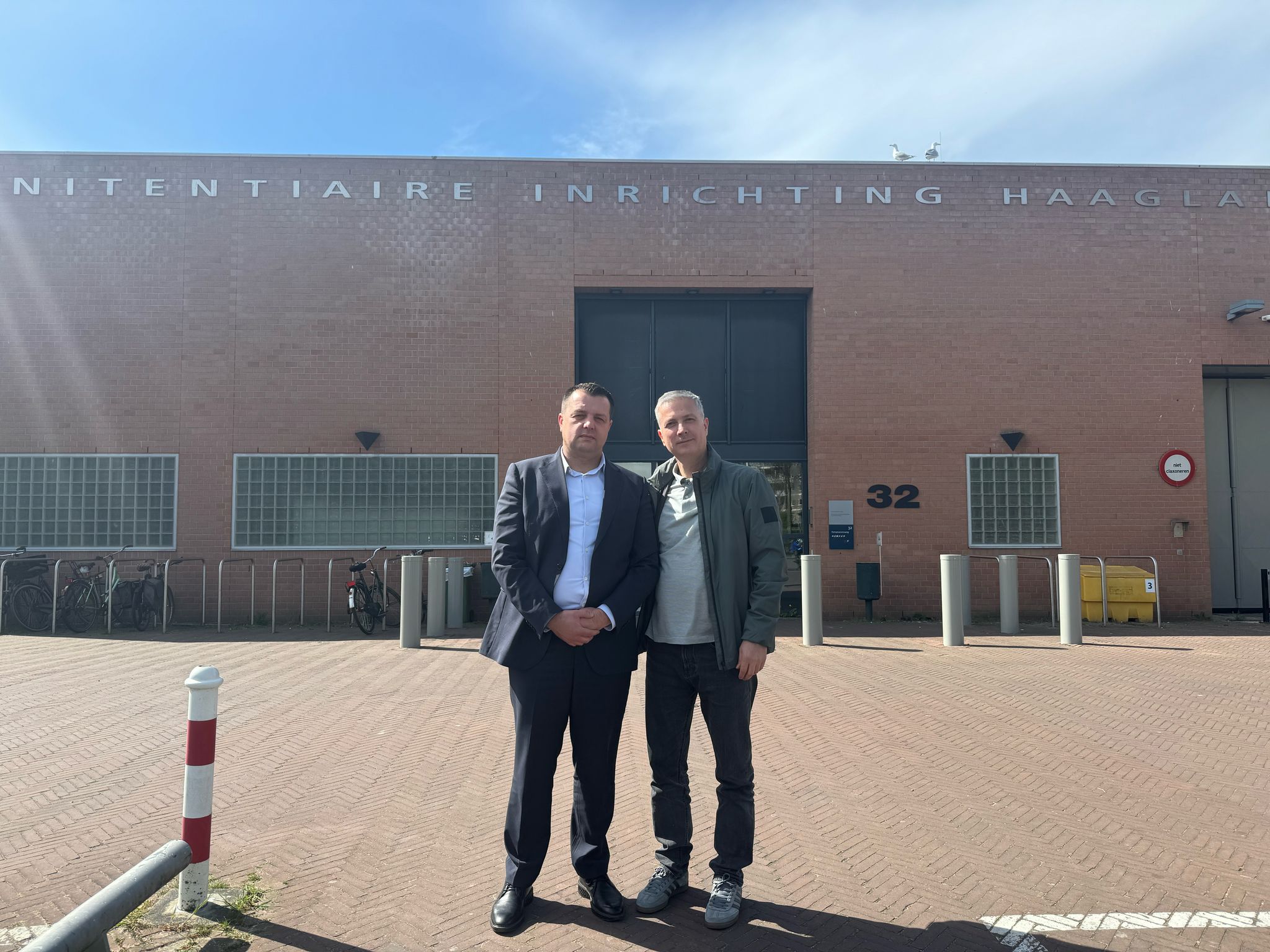 Shkëlqim Devolli vizitoi Hashim Thaçin dhe Kadri Veselin në Hagë ...