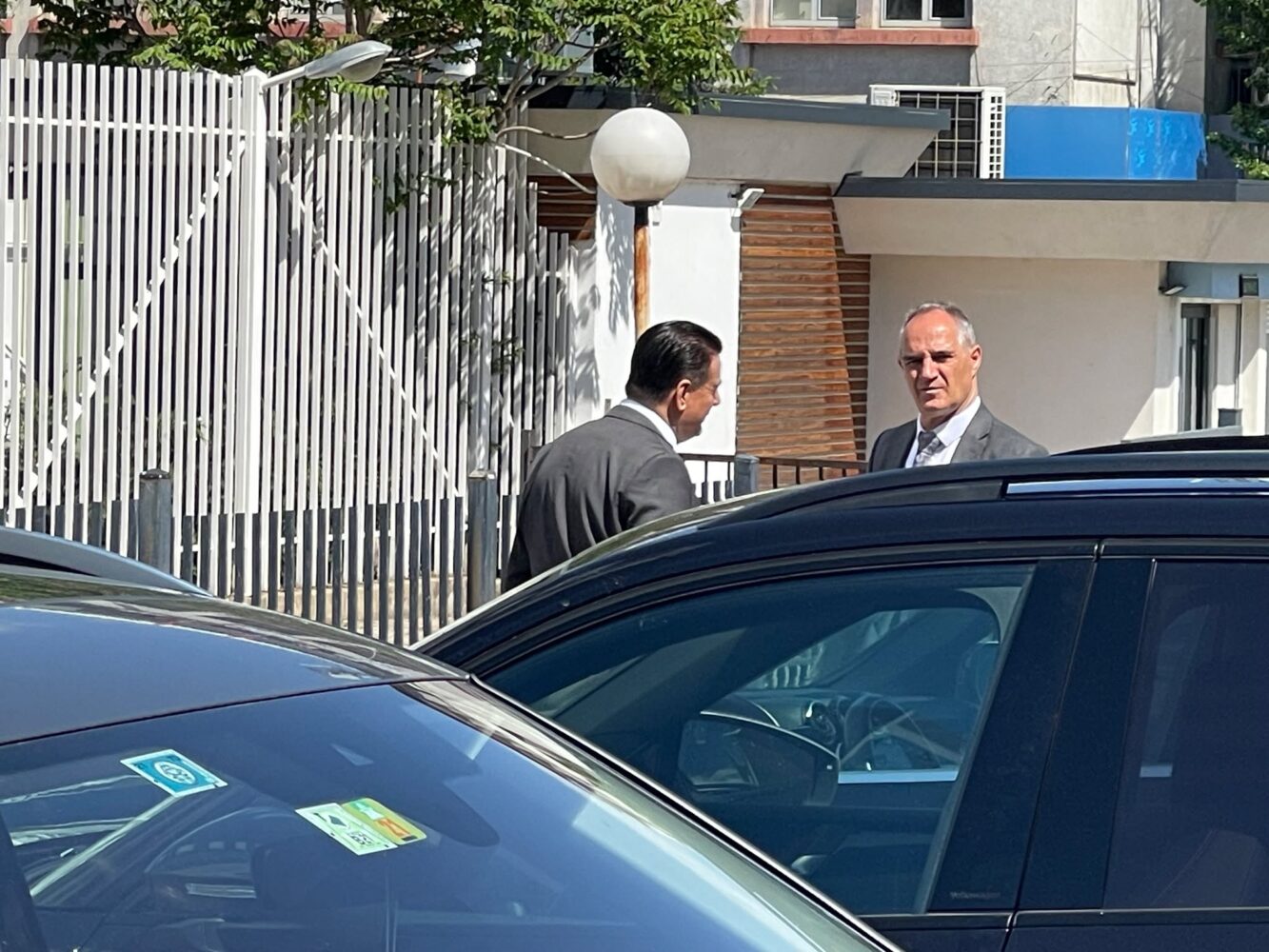 Njihemi qëmoti’’, Nait Hasani i PDK-pas Haxhiut "kapet" duke biseduar ...