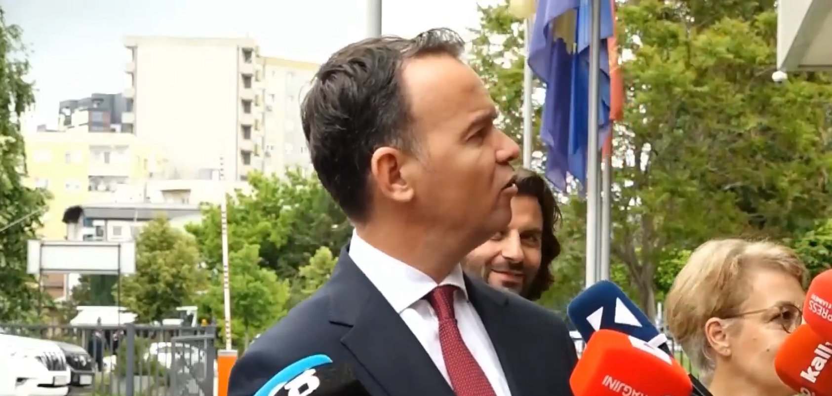 Para dy ditësh u mor në pyetje, Peci del në seancë merret me mediat ...