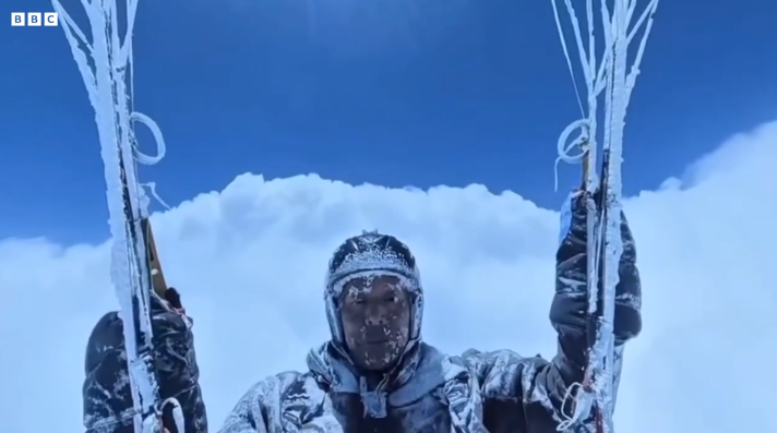 Paraglidisti kinez mbijeton pasi aksidentalisht një erë e fuqishme e ...