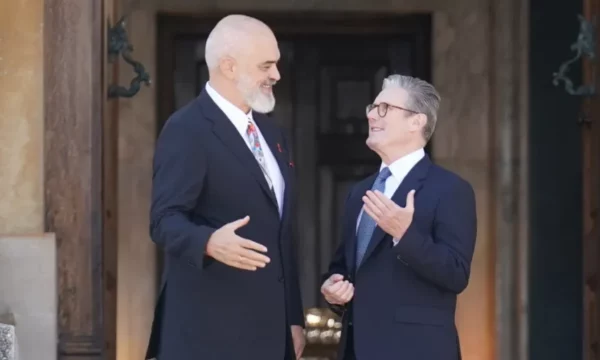 Kryeministri britanik e uron Edi Ramën, e quan historike fitoren e tij ...