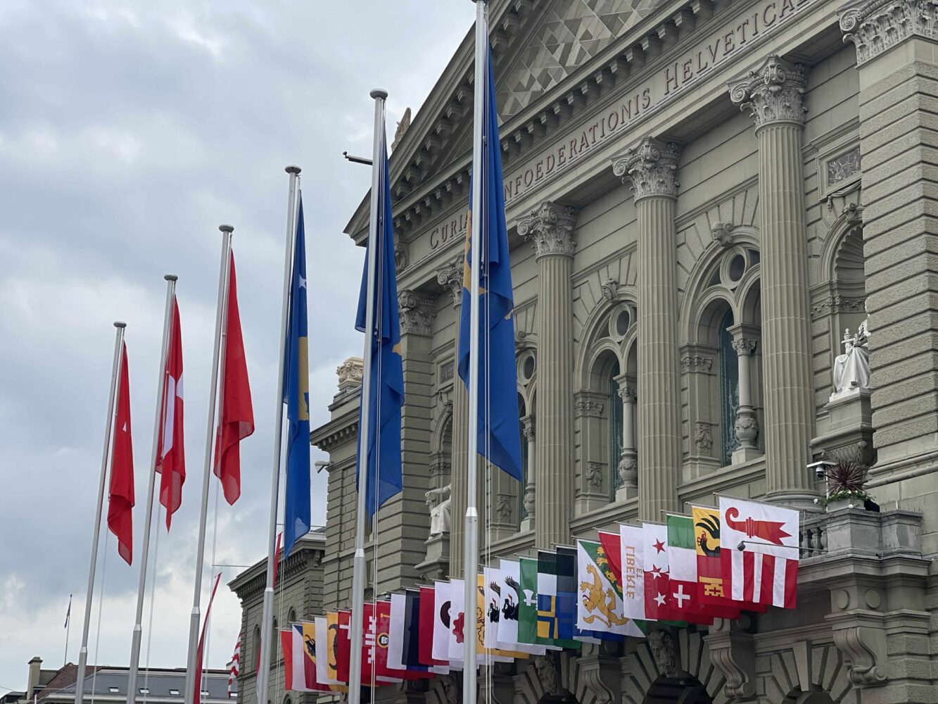 Sheshi Federal i Bernës zbukurohet me flamujt e Kosovës për vizitën e ...