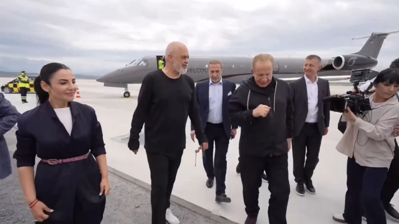 Fluturimi i parë në Aeroportin e Vlorës, Behgjet Pacolli pritet nga ...