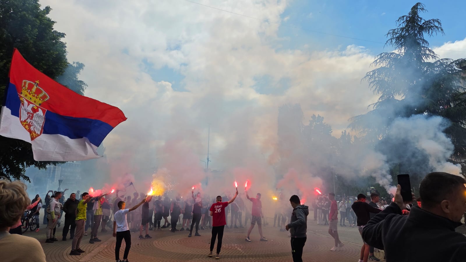 Kossev: Maturantët në Veri festuan me flamuj serbë dhe brohoritje ...