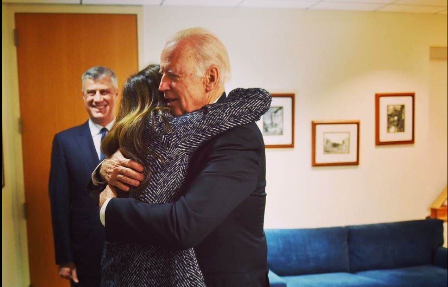 Vlora Çitaku i uron shërim të shpejtë Joe Bidenit - Gazeta Express