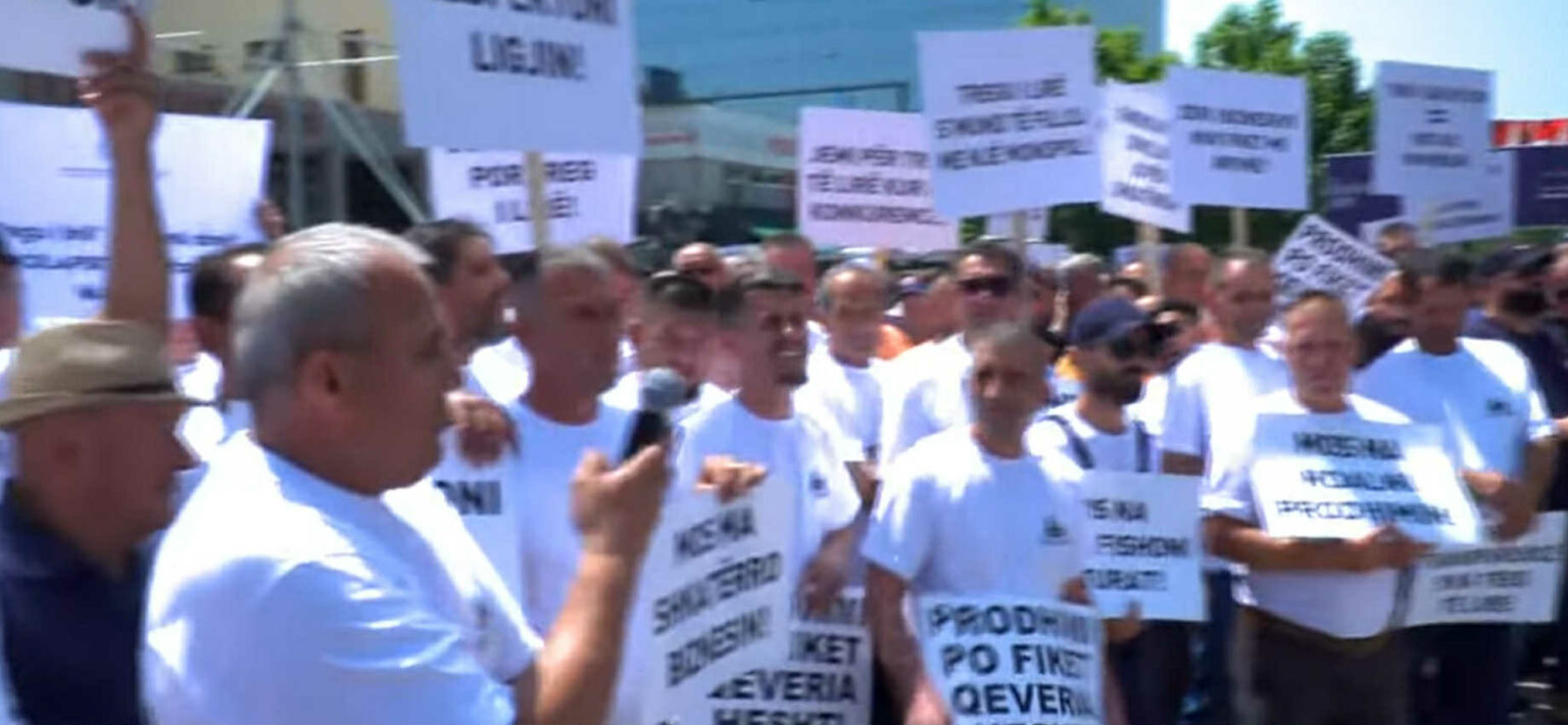 Ang mga nagpoprotesta ay may hawak na maraming mga banner na ...