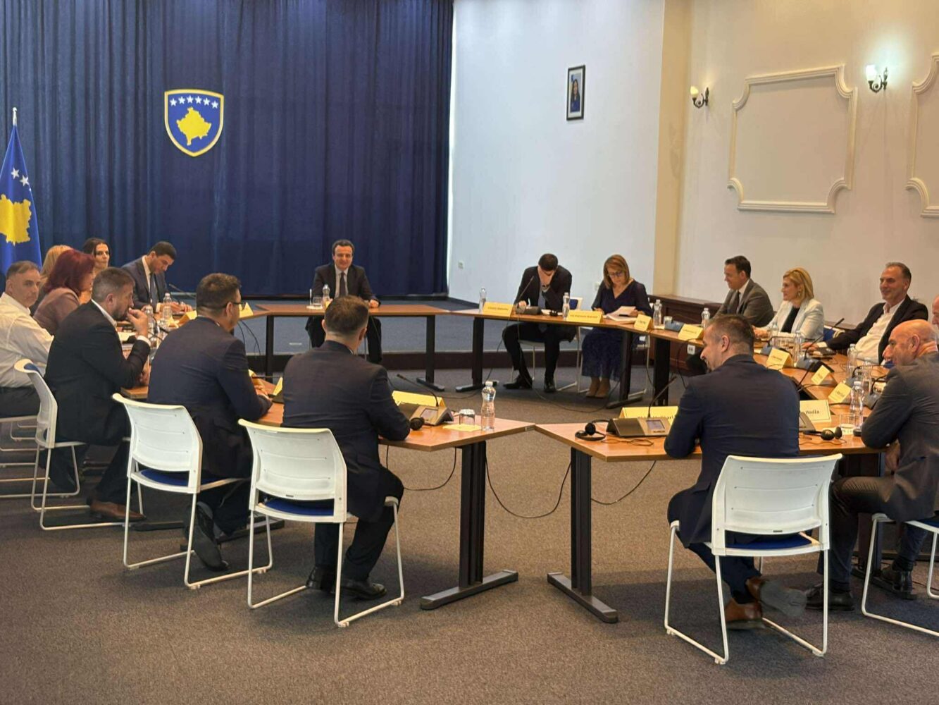 Nis takimi i Kurtit me partitë politike - Krasniqi, Abdixhiku e Limaj marrin pjesë, mungon ...