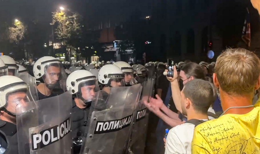 Le Monde: Vuçiq ka filluar një strategji shqetësuese frikësimi duke ...