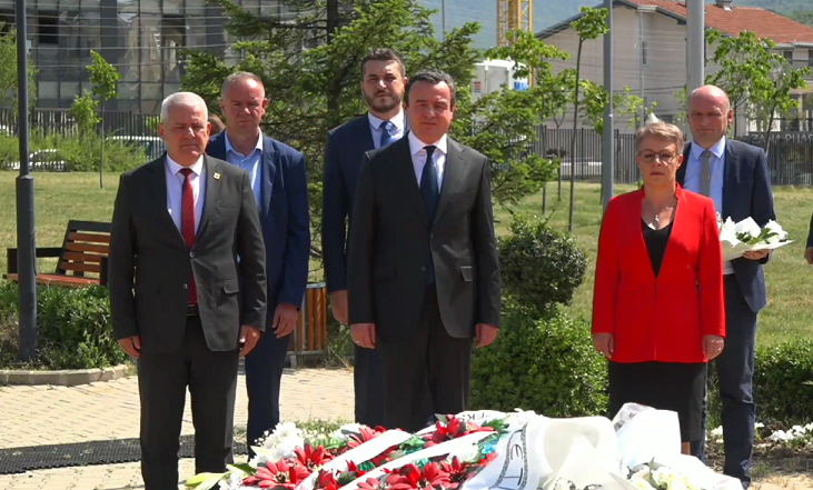 “Kontribuues i madh i unitetit të popullit”, Kurti bën homazhe te varri ...