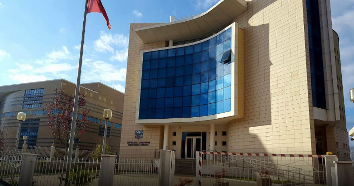 Rama akuzon prokuroren se "mbylli sytë" për ndërtimin pa leje në Theth ...