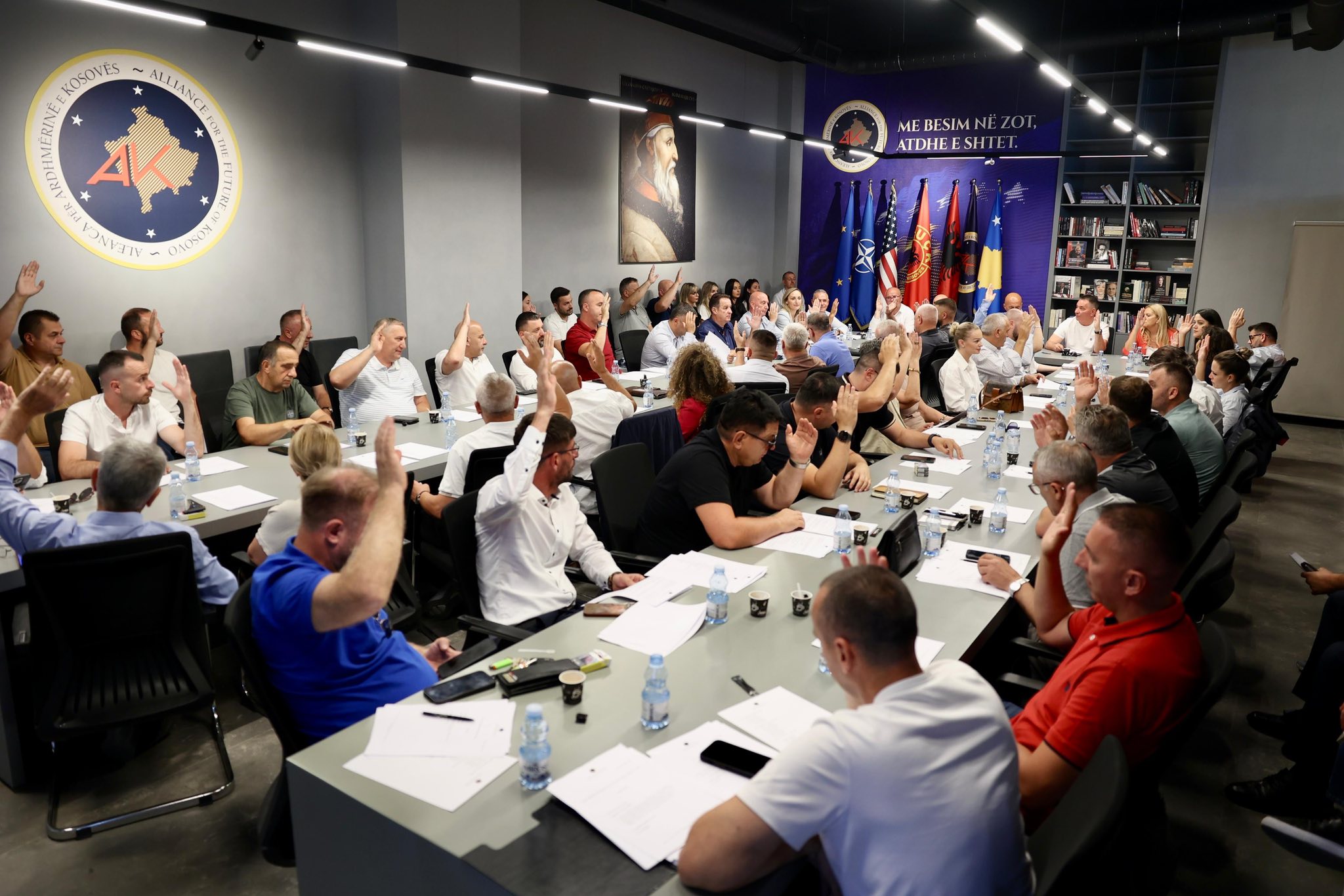 AAK zyrtarizon kandidatët për kryetarë komunash, ia merr Nismës Enver ...