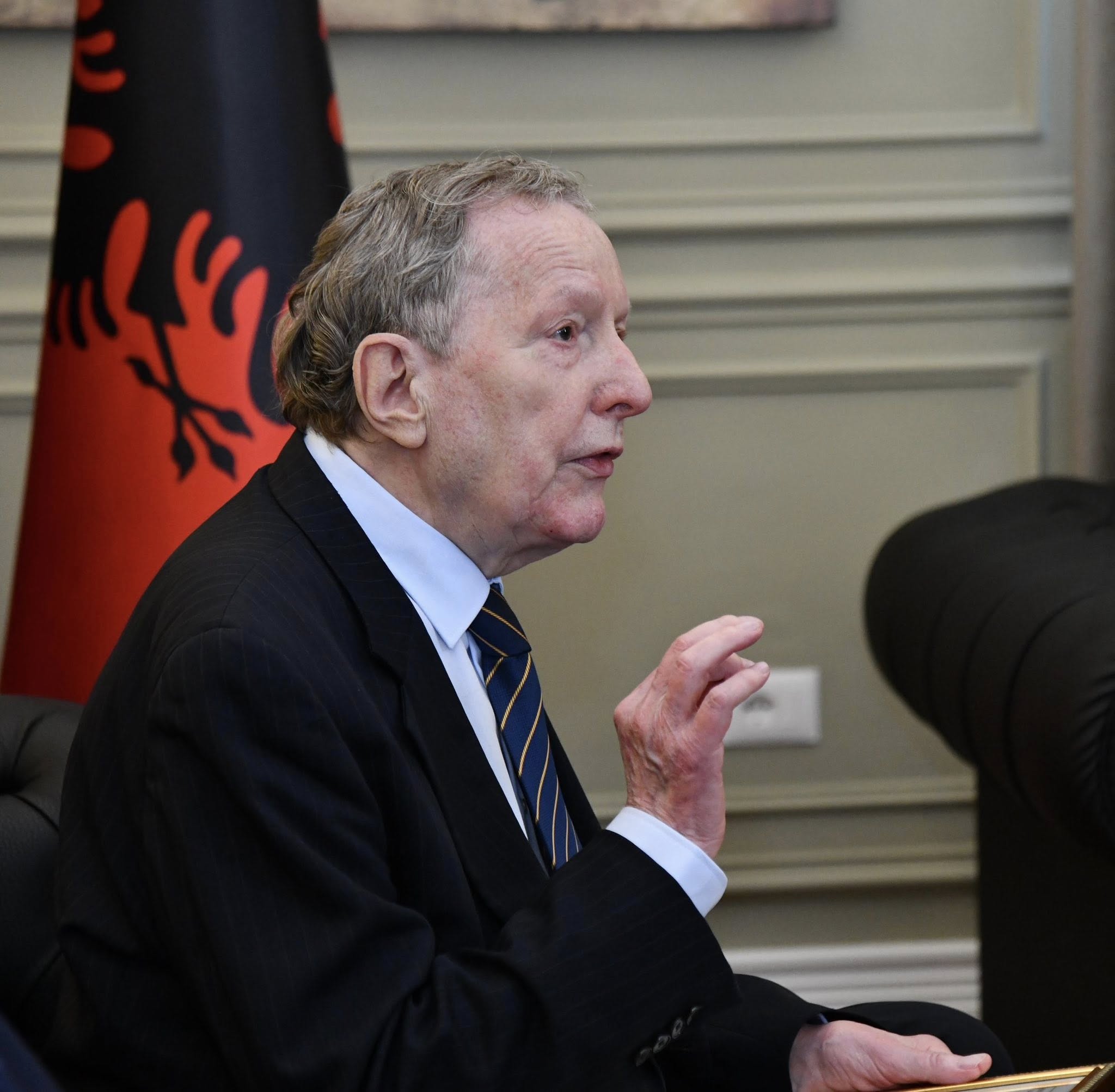 Pedagogu që shoqëroi ish-ambasadorin gjerman në Shqipëri tregon ...