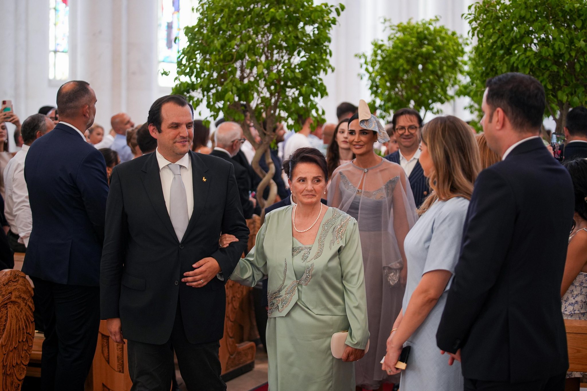 Abdixhiku uron familjet Rugova e Gjeloshi, ndanë momentet nga dasma e Teutës dhe Agronit ...