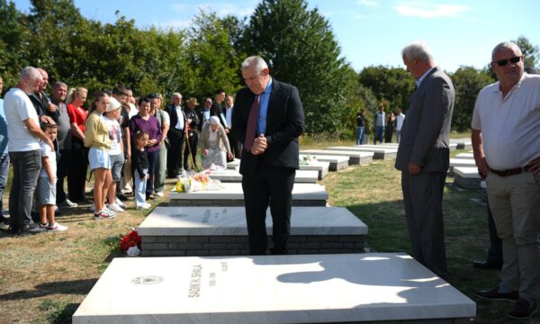 Shukri Buja bën homazhe te varri i Komandantit Ismet Jashari - Kumanova ...
