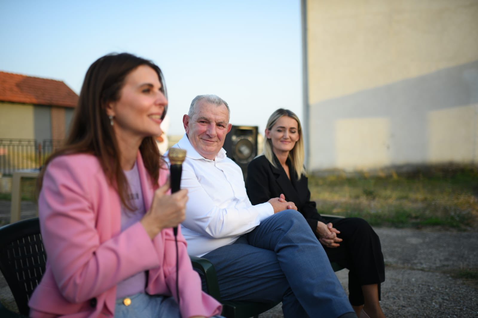 Shukri Buja bashkë me Vlora Çitakun takojnë gratë e Bujanit e Bregut të ...