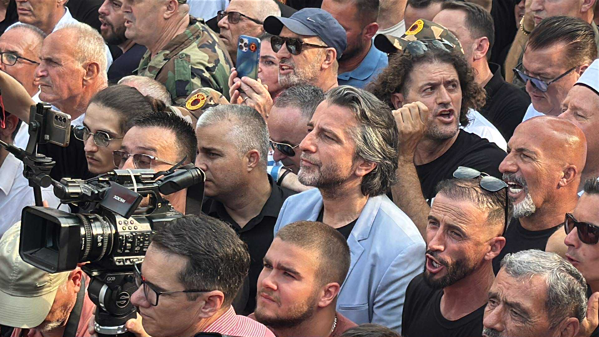 Edhe Përparim Rama merr pjesë në protestë - Gazeta Express