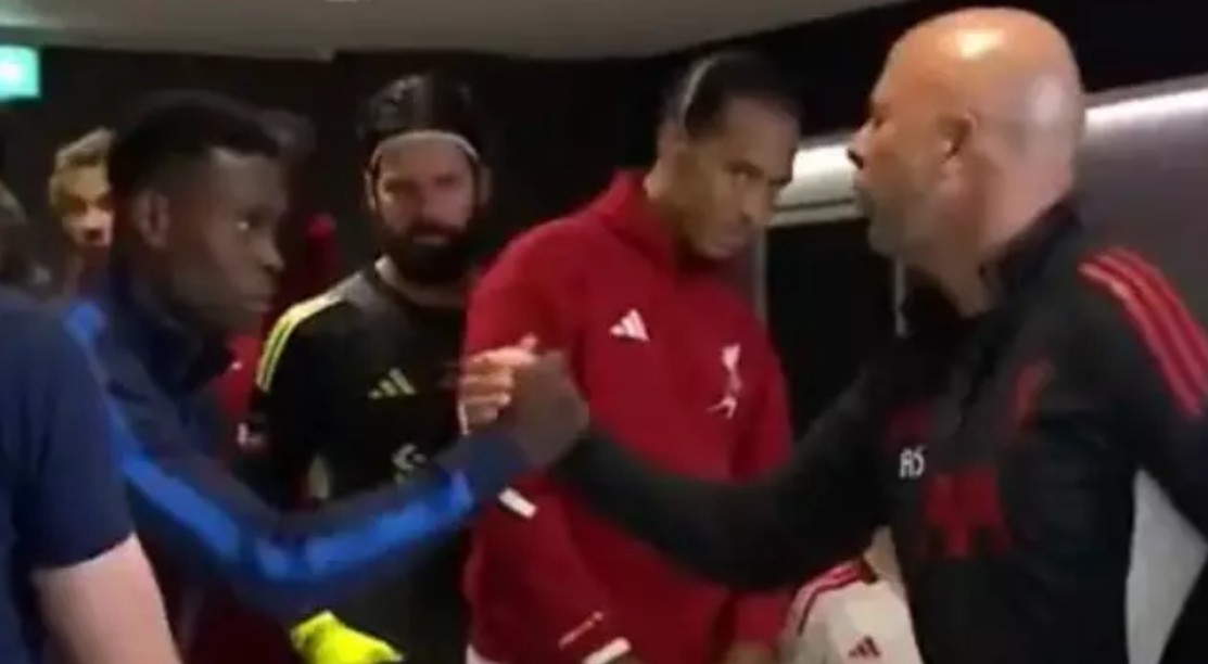 Virgil van Dijk “xhelozon” pasi Arne Slot shtrëngon duart me Marc Guehi - Gazeta Express