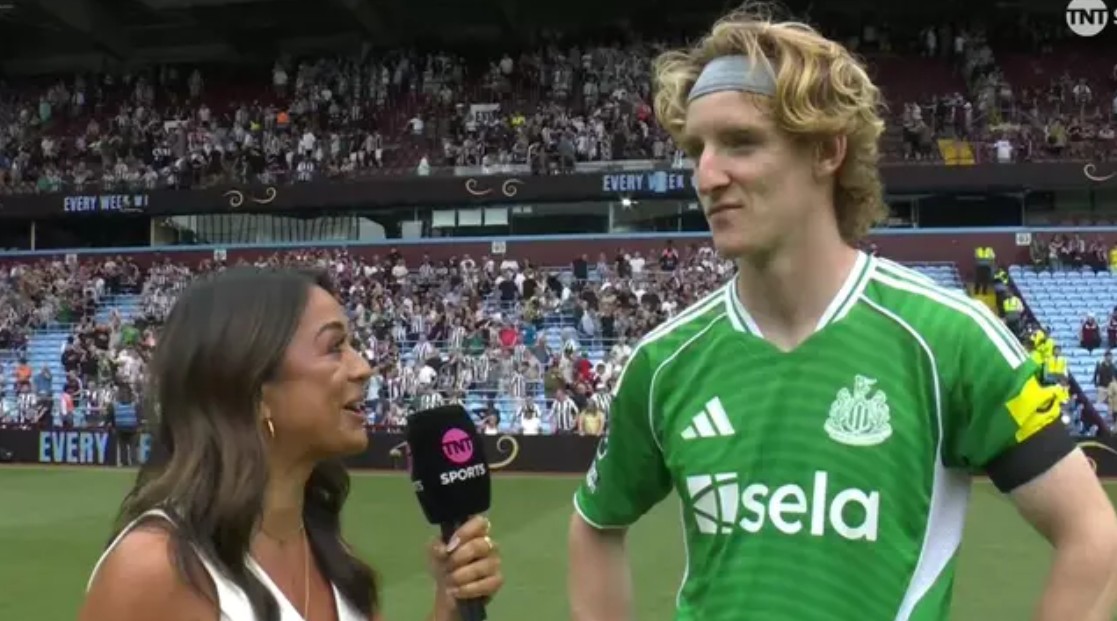 Tifozët e Newcastle ndërprenë intervistën e Anthony Gordon me një këngë ...