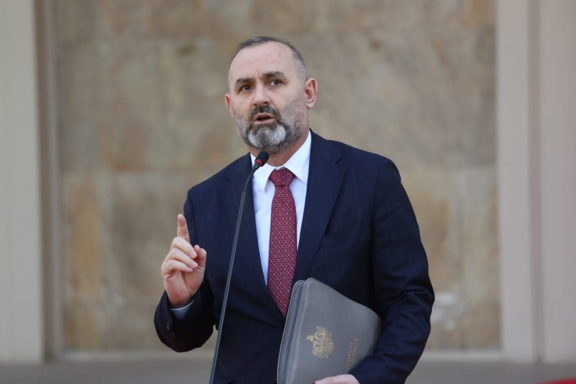 Besfort Llamallari, ministër i Drejtësisë/ Ulsi Manja largohet nga ...