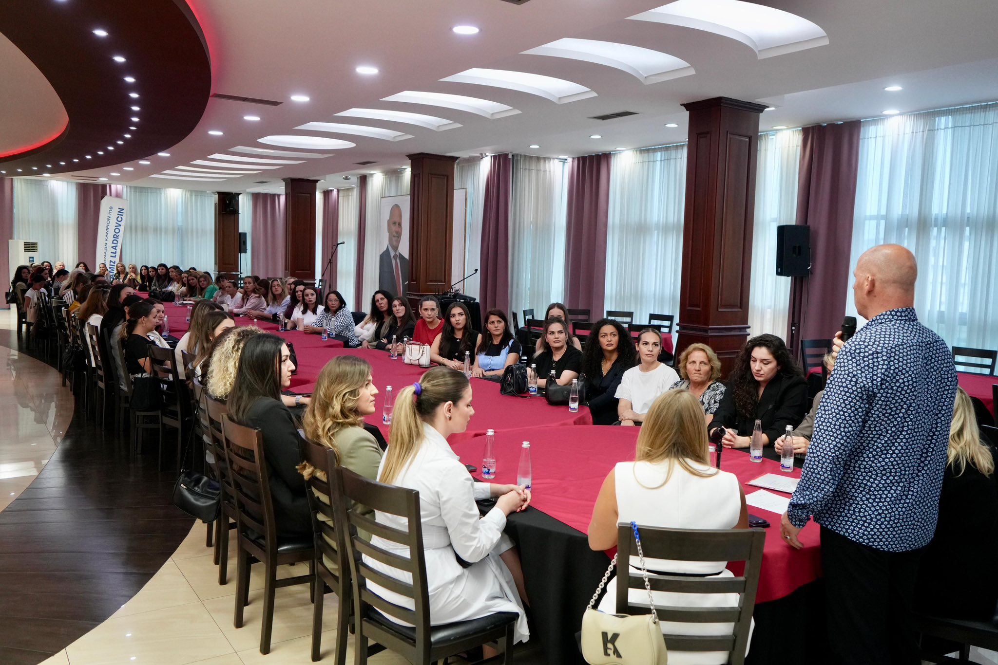 Gratë e Drenasit i japin mbështetje Ramiz Lladrovcit për zgjedhjet e 12 tetorit - Gazeta Express