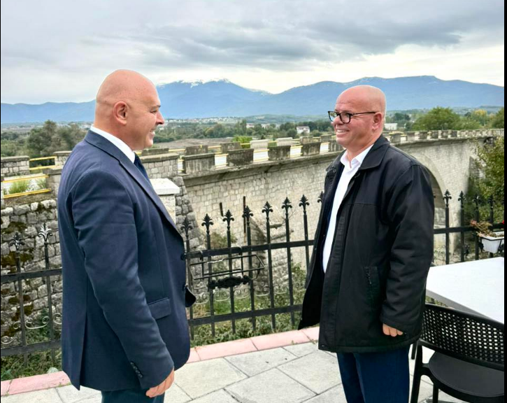 Smajl Latifi e Ardian Gjini takohen në Urën e Fshajtë: Aty Gjakova e ...