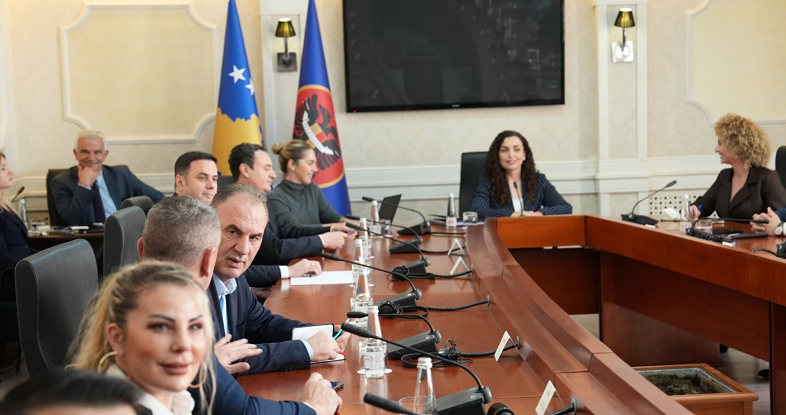 Pas dy orësh përfundon takimi i krerëve të partive me Presidenten ...