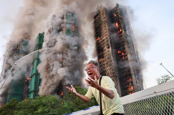 Një zjarr masiv përfshin një kompleks banimi në Hong Kong, së paku 13 ...