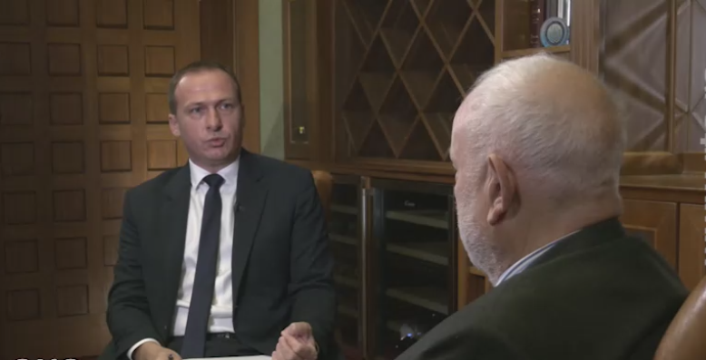 Britaniku Pettifer i përgjigjet gazetarit në RTS që e quan UÇK'në ...