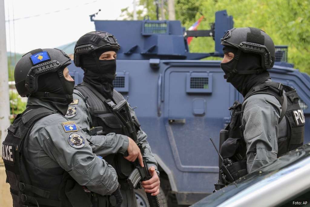 Policia e Kosovës gjen uniforma ushtarake serbe dhe predhë anti-tank në ...