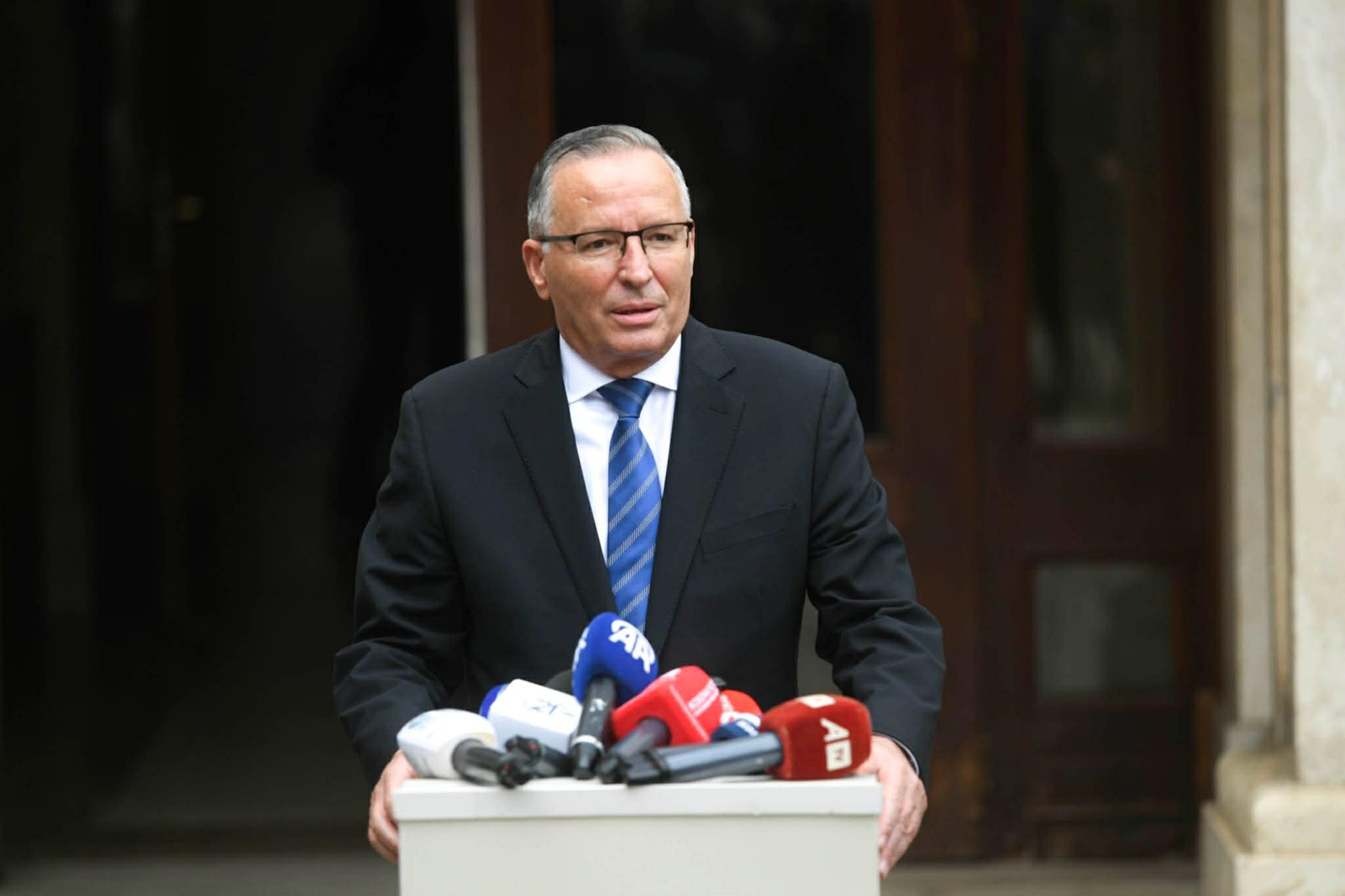 Hamza paralajmëron vizitë në Hagë te Thaçi e Veseli, protestën në Shkup ...