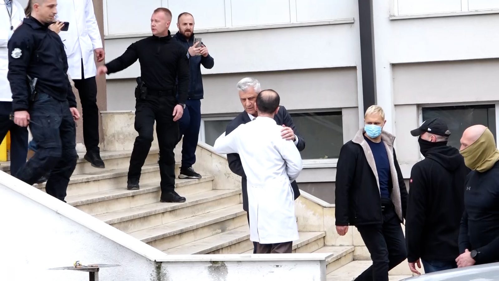Doktori që e shoqëroi Hashim Thaçin në QKUK te babai: Unë e kam sjellë ...