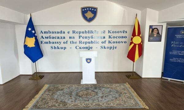 Ambasada e Kosovës në Shkup: Trafiku i automjeteve private po ...