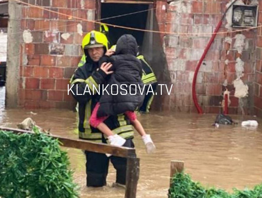 Zjarrfikësit heronj në Gjakovë, shpëtojnë disa fëmijë pas vërshimeve ...