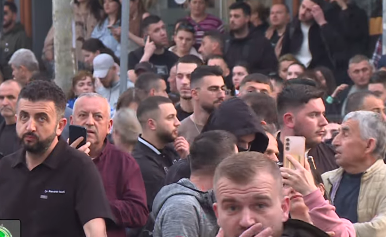 Qindra njerëz shohin të shokuar dhe në lot teksa digjet pallati 12 ...
